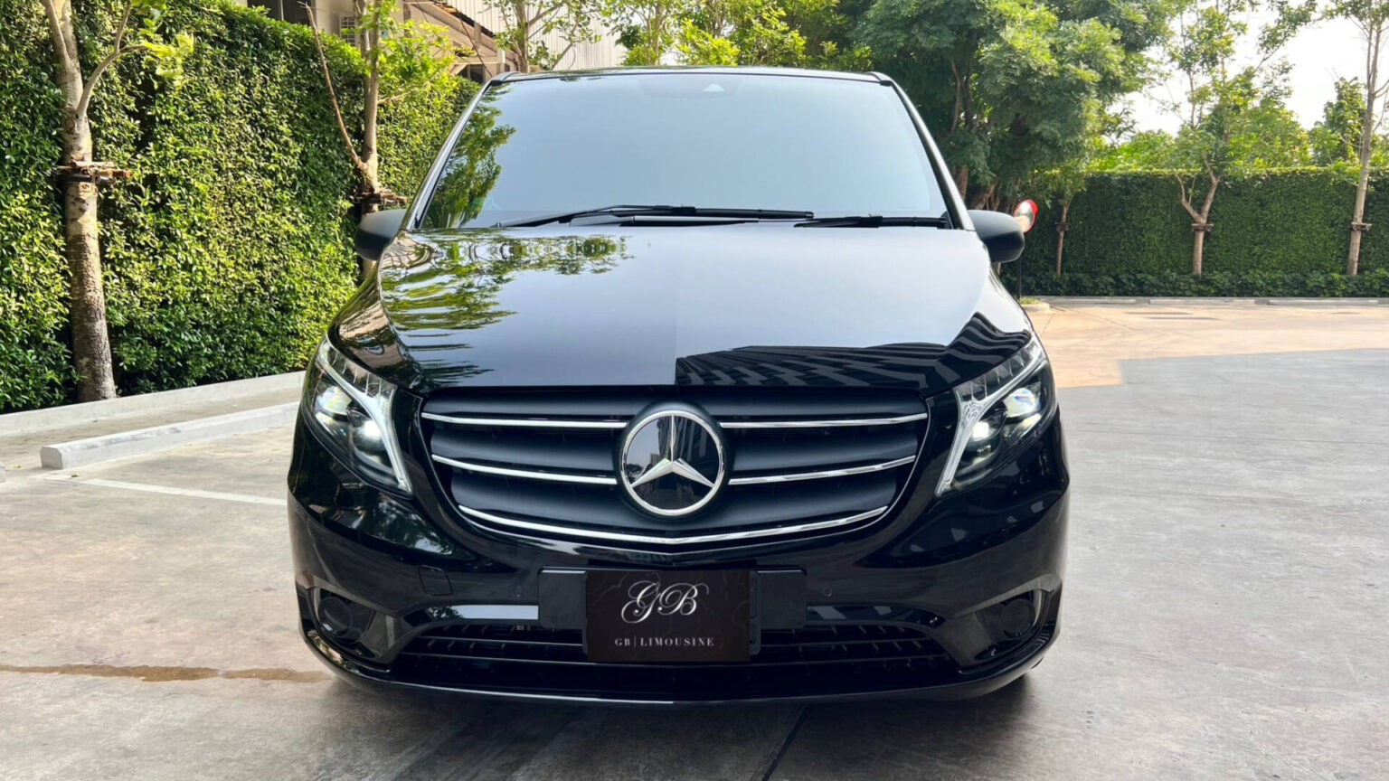 Luxury VAN 5 Seats - GB Limousine Thailand Private Driver and Airport ...